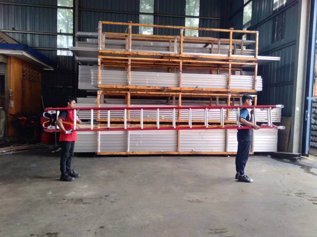 Techniques to carry a tall ladder - Step by Step